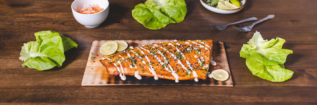 Tom Yum lax på cederträplanka – Broil King Deutschland